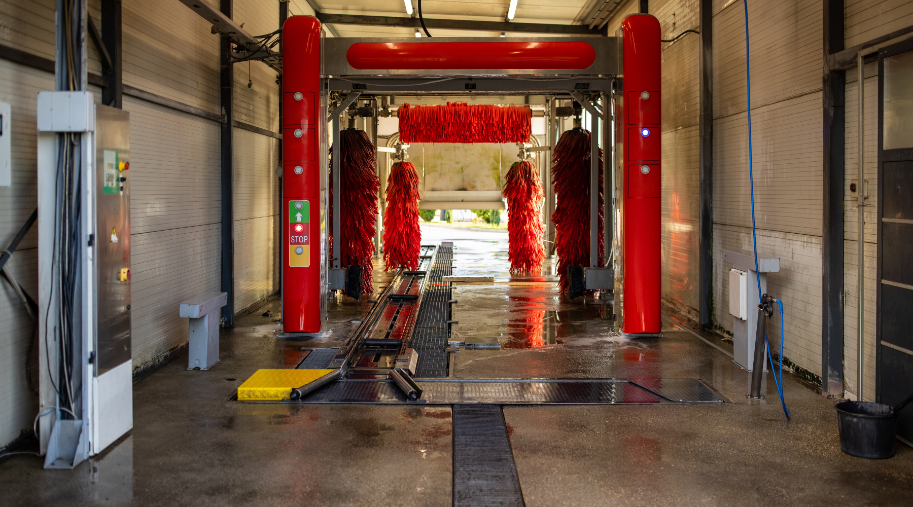 How Do Car Washes Work? A Comprehensive Guide – AutoManiacs